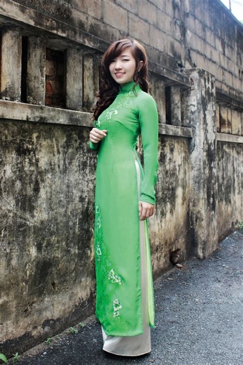 黄色系、青系、緑系のアオザイを着ている写真（女性）16枚