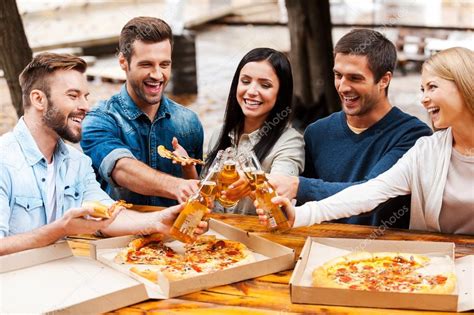 Gente Comiendo Pizza Y Brindando Con Cerveza — Foto De Stock
