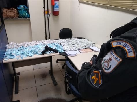 Homem é Preso Em Flagrante Com Simulacro De Pistola E Drogas No Bairro