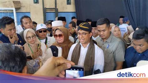 Kala Anies Baca Poster Simpatisan Singgung Dinasti Hingga Capres Joget
