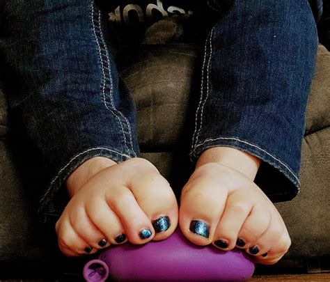 Get Under R Giantessfeet