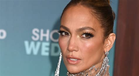 Jlo 53 Ans En Minirobe Bustier à Plumes Elle Se Montre Ultra Hot