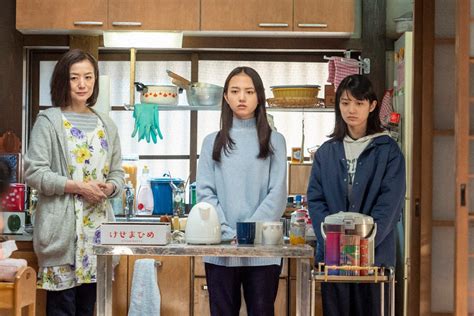 連続テレビ小説「おかえりモネ」第112話。（左から）亜哉子（鈴木京香）、百音（清原果耶）、未知（蒔田彩珠）（c）nhk ― スポニチ
