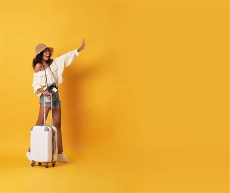 Premium Photo Cheerful Young Black Woman Dressed In Summer Clothes
