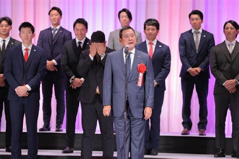 【巨人】渡辺恒雄主筆がセ制覇＆日本一確信「隠していた能力を爆発させて」車椅子姿で激励会登壇 プロ野球写真ニュース 日刊スポーツ