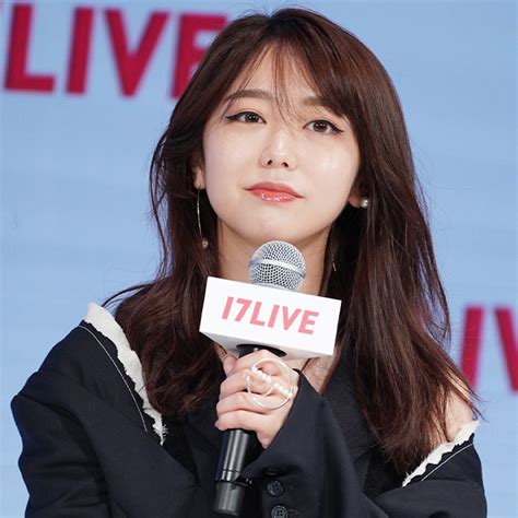 峯岸みなみ、ほっそり色白美脚見せのセットアップshotに反響「可愛すぎる」「夏っぽくて似合ってる」 E Talentbank Co Ltd