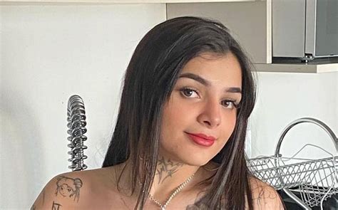 Karely Ruiz Sale A Pasear Por Las Calles En Lencería En Su Corvette