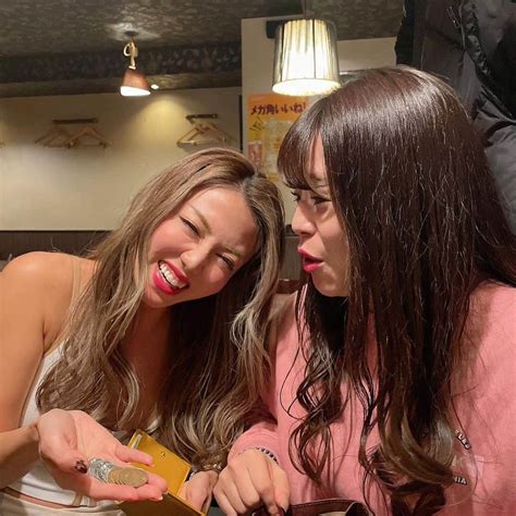 Myumyuさんのインスタグラム写真 Myumyuinstagram 「私のすべての元気の源🫰🏼💋 おかんと娘3人の晩酌 神戸 神戸