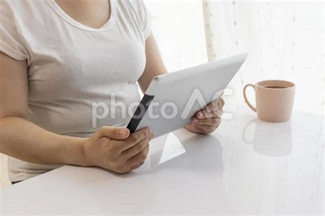 タブレット端末を使う若い女性（日本人、30代） No 22185277｜写真素材なら「写真ac」無料（フリー）ダウンロードok