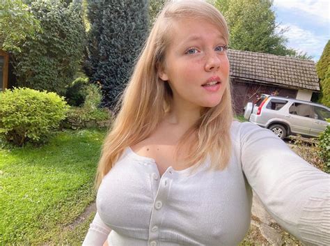 Pokies P R Braless