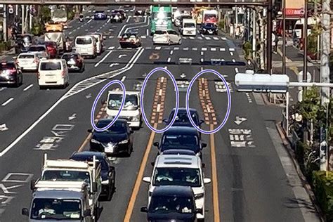 都内のある交差点で、見慣れない「黄色の破線」の路面ペイントが登場しました。実は警察庁が導入を検討している道路表示の試行ですが、どのような意味が