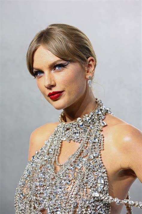 Vmas 2022 Taylor Swift Stuns In Silver And Teases New Album ‘midnights