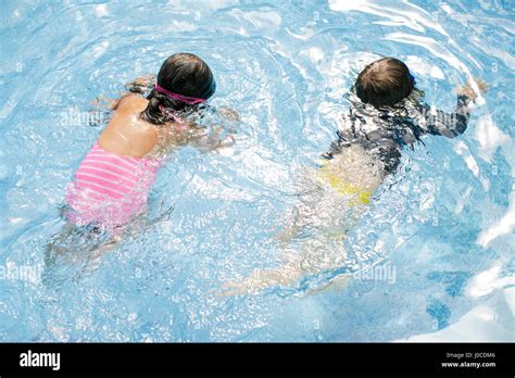 4 5 Gehen Schwimmen Fotos Und Bildmaterial In Hoher Auflösung – Alamy