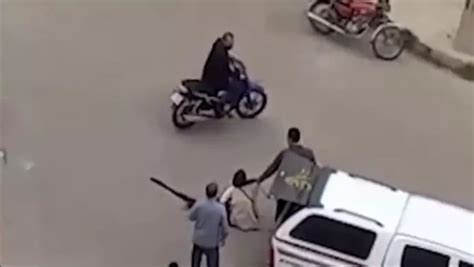 إعتداء وحشي لقوات الأمن على إمرأة في دزفول منظمة مجاهدي خلق الإيرانية