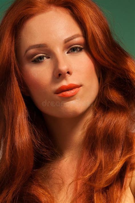 Ritratto Di Bella Ragazza Con Capelli Rossi Lunghi Sani E Trucco