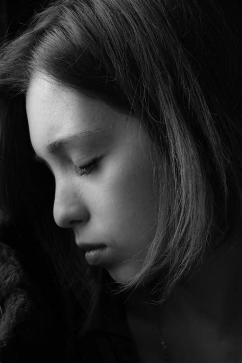 무료 이미지 검정색과 흰색 소녀 여자 화이트 사진술 초상화 어둠 검은 단색화 헤어 스타일 긴 머리 닫다