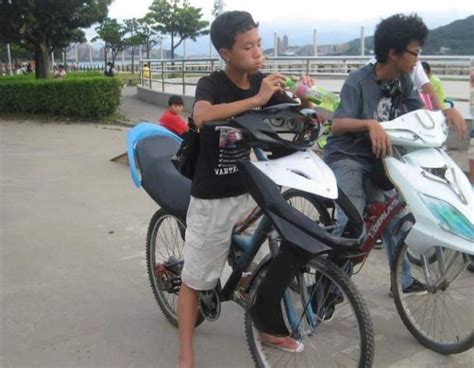 黑人問號！屁孩腳踏車後座插一根「謎樣棒子」 網民：是要打點滴？