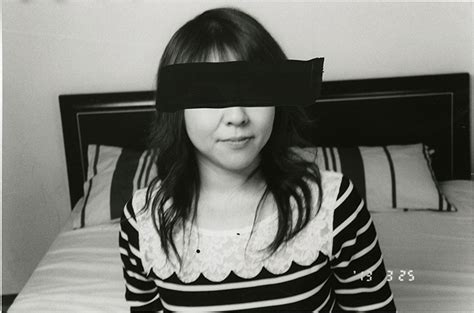 荒木経惟「人妻ノ写真」展 15年間におよぶ人妻のモノクロ写真約500点を展示 ファッションプレス