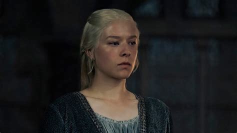 Rhaenyra Lit Un Parchemin Dans La Saison 2 De « House Of The Dragon
