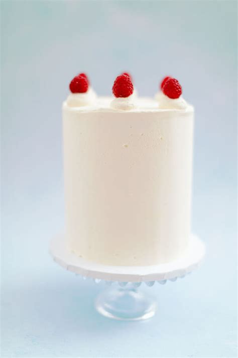 White Chocolate And Raspberry Simply Tasty Buttercream Cake Lindsay Pemberton