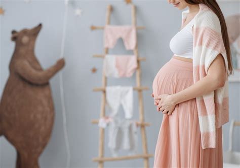 37 Pregnancy Photoshoot Poses For A Stunning Maternity Shoot
