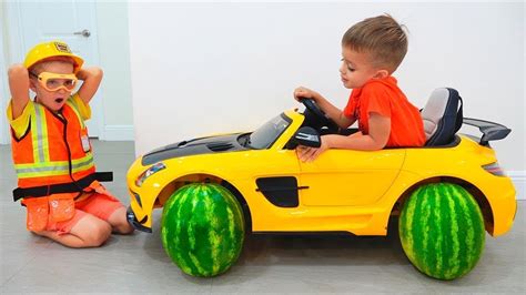 Kinder Fahren Mit Einem Spielzeugauto Und Wechseln Die Reifen Lustiges