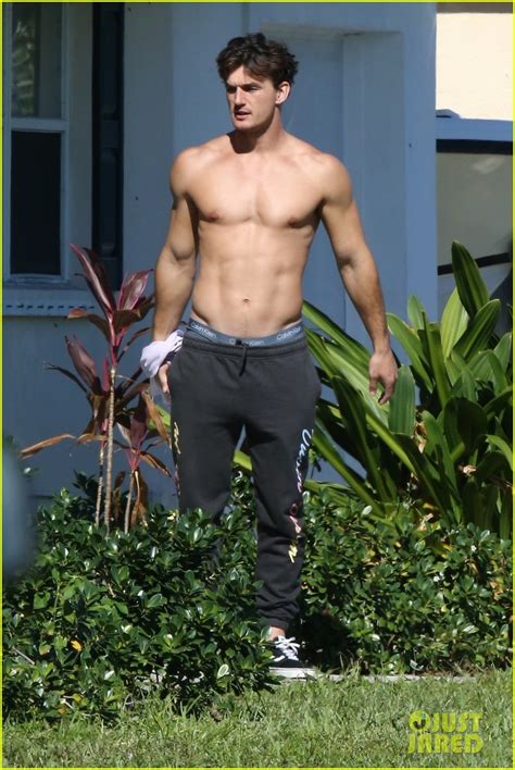 Tyler Cameron Flaunts His Buff Body Shirtless In Miami Photo 4506764