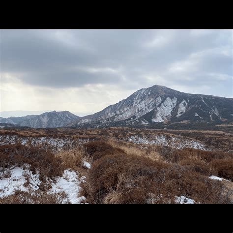 一年四季有着不同景色的阿蘇活火山，在今年一月的時候呈現了絢麗金黃的美。在遙距看阿蘇火山的煙霧，感 U Lifestyle 香港