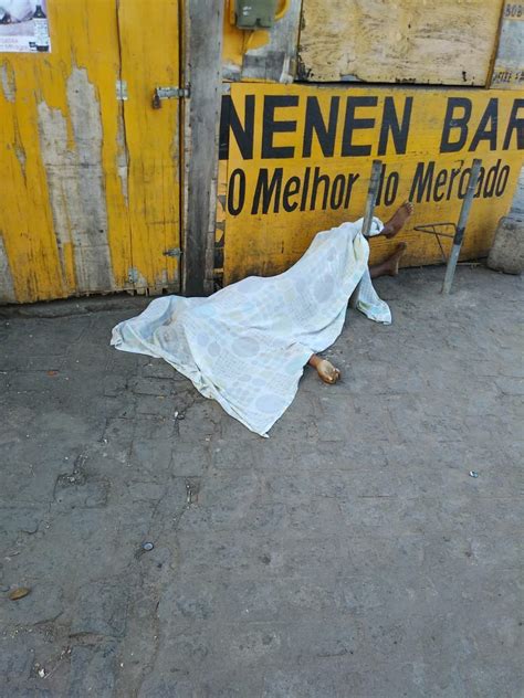 Homem é Assassinado A Tiros No Mercado Da Produção Em Maceió Alagoas