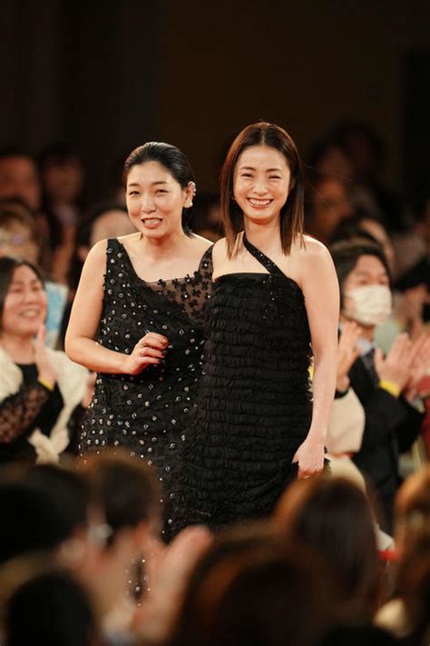 【写真特集】綾瀬はるか大胆肩出し白シャツ姿 上戸彩は美デコルテ披露 日本アカデミー賞 芸能ライブ速報 日刊スポーツ
