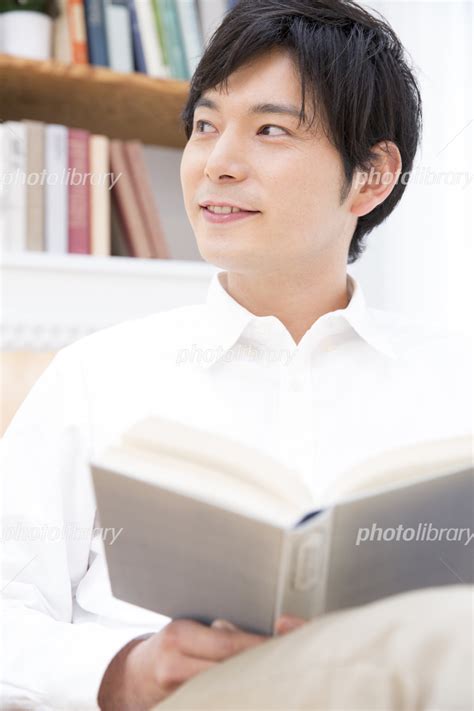 本を読む男性 写真素材 [ 6789813 ] フォトライブラリー Photolibrary