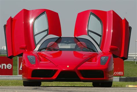 F1を意識したデザインが斬新！ 日本人デザイナーが手がけた「エンツォ・フェラーリ」の魅力（auto Messe Web） 自動車情報