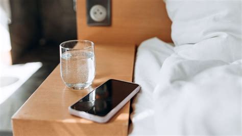 Pourquoi Vous Ne Devriez Pas Laisser Un Verre Deau Sur Votre Table De