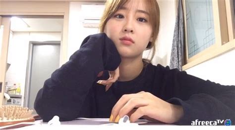 공부 컨셉으로 시작했다는 여캠 맹이 의상 근황