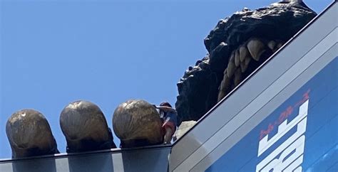 歌舞伎町東宝シネマ Tohoシネマズ 新宿 のゴジラヘッドで飛び降り未遂 救急隊員が女性を確保 Twitterに現地の様子