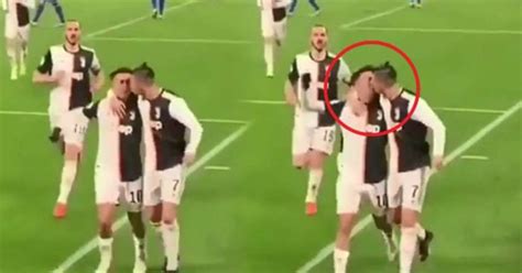 Cristiano Ronaldo Y Dybala Se Besan Durante Celebración De La Juventus