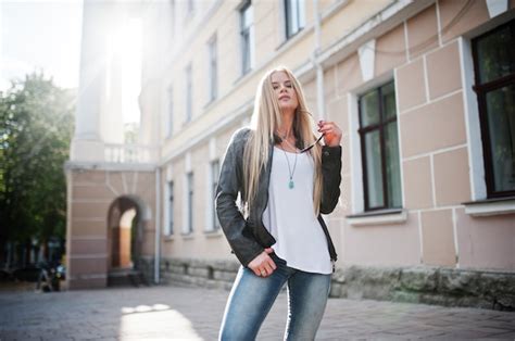 Premium Photo Stylish Blonde Woman Wear At Jeans Sunglasses And