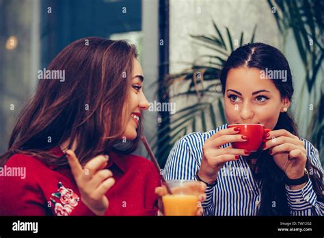 Zwei Junge Frauen Sitzen Im Cafe Stockfotos Und Bilder Kaufen Alamy