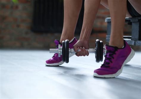 Treino De Fitness Mulher Com Halteres Foto Grátis