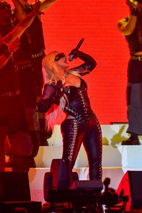 Christina Aguilera Shows Off All Her Stunning Curves In Daring Summer