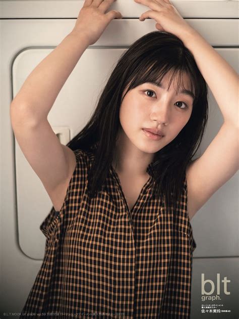 📸 画像：『blt Graph Vol 59』ローソンエンタテインメント購入特典ポスター【佐々木美玲（日向坂46）】｜日向坂46 佐々木美玲