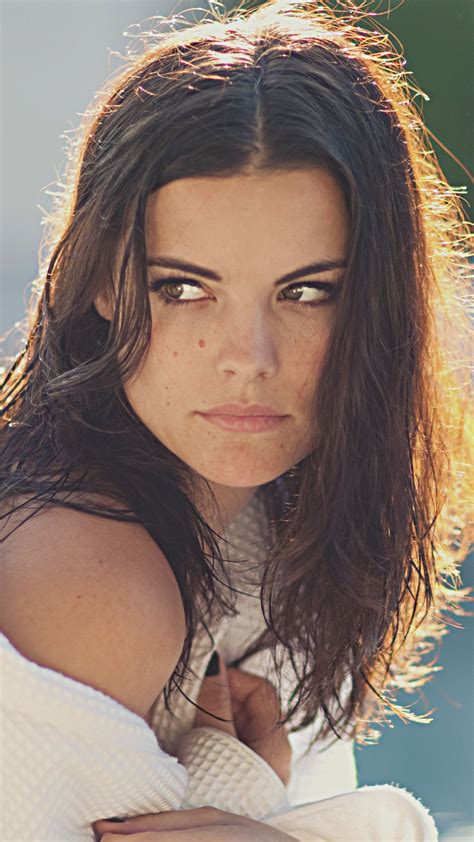 10 Actresses With Light Brown Hair And Hazel Eyes
