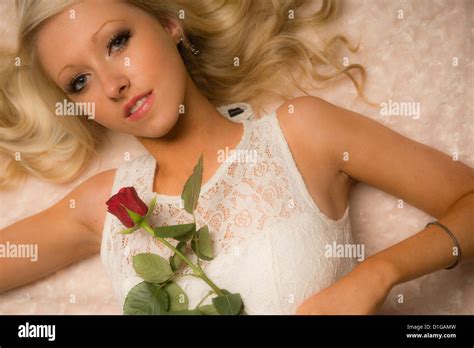 Ein 16 17 Jährige Blonde Schlanke Teenager Mädchen Auf Dem Rücken