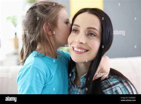 éducateur Avec Enfant Et Mère Banque De Photographies Et Dimages à
