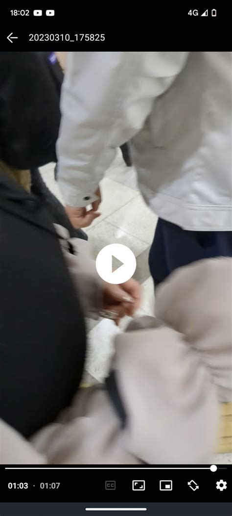 大阪梅田の町中で巨乳女子を盗撮しまくる関西人が現れる みんくちゃんねる