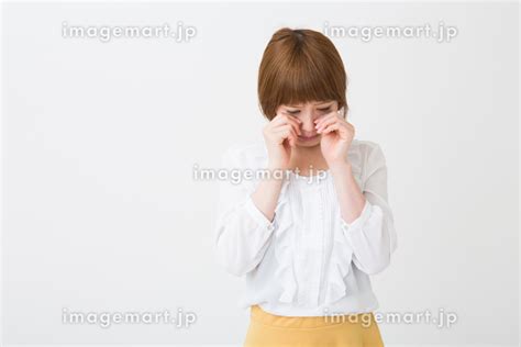 泣く女性の写真素材 [144714106] イメージマート