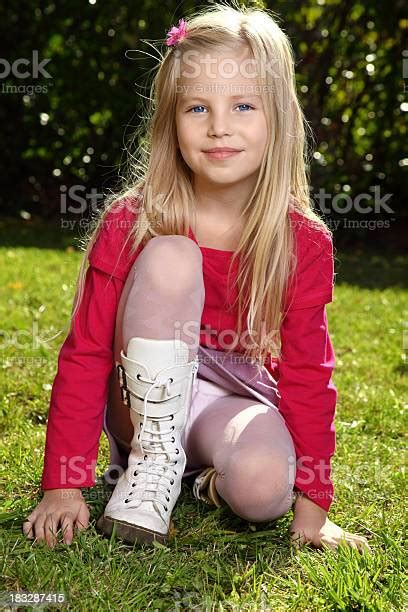 Hermosa Niña Foto De Stock Y Más Banco De Imágenes De Agacharse