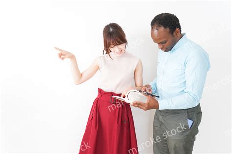 外国人観光客の道案内をする若い女性 Maroke Stock｜写真素材をフォトグラファーから直接購入できるストックフォトサイト