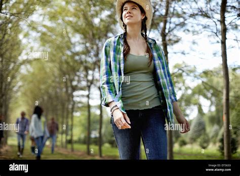 Personas Paseando Por El Bosque Fotografías E Imágenes De Alta