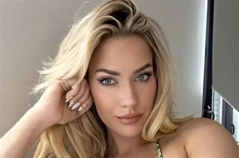 Cheeky Paige Spiranac Pulls Down Her Top To Check Herself Out On Golf
